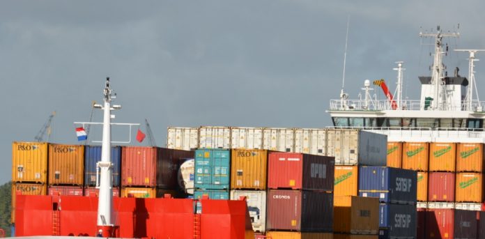 Ιστορική πρωτιά, ελληνικά φορτηγά πλοία να μεταφέρουν εμπορευματοκιβώτια